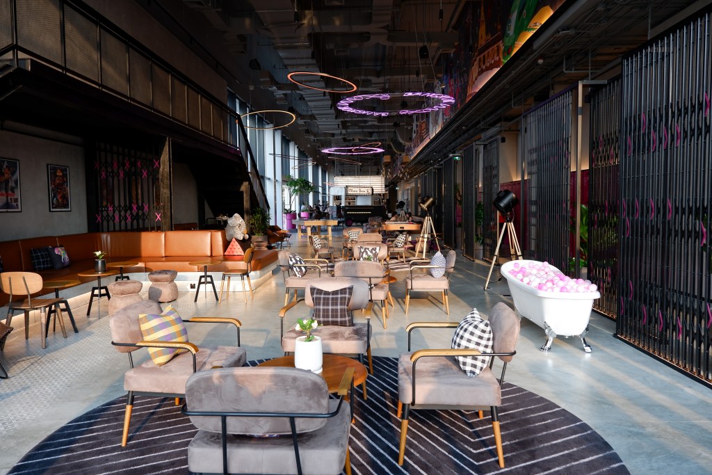รีวิว Moxy Bangkok Ratchaprasong โรงแรมฟีลโรงหนังใจกลางเมือง